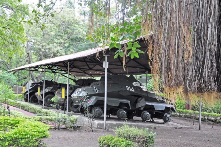 Inside Track - Schwere Panzerspähwagen (Sd.Kfz.231) (8-RAD) – Eight ...